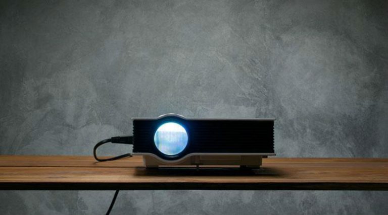 Tv y proyectores empotrados para un salón moderno - El Cosmonauta